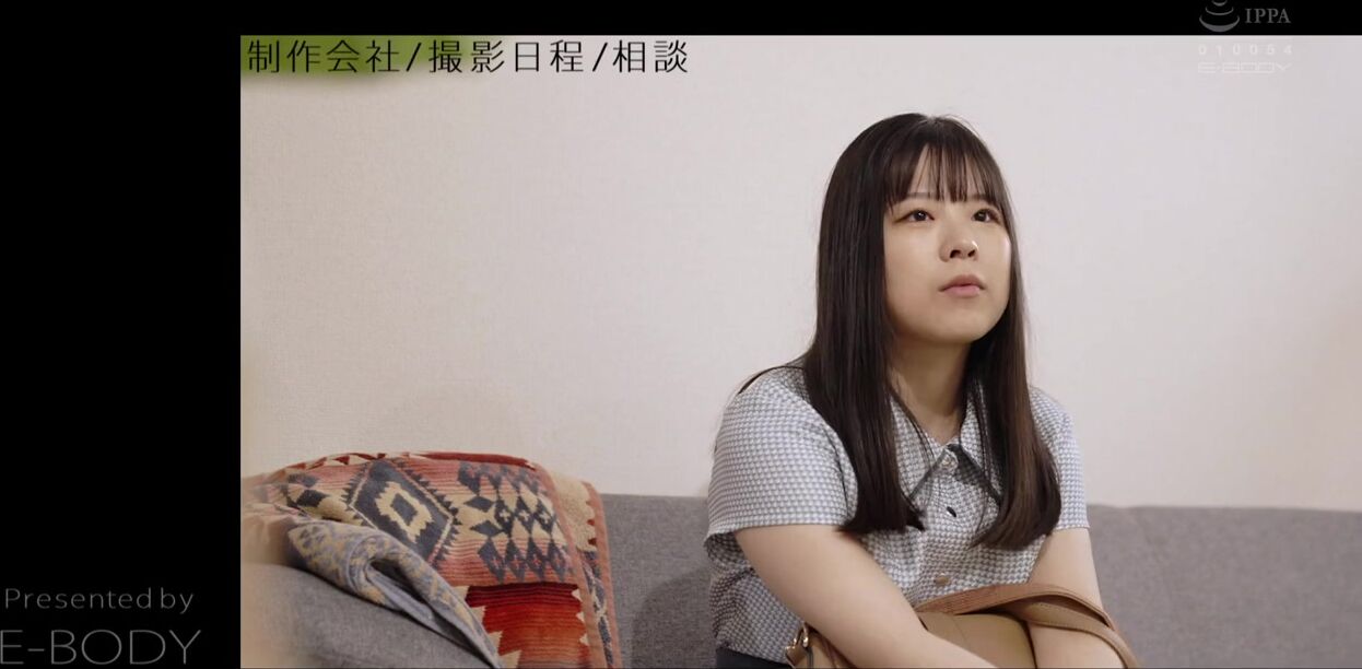 EBWH-033 ちっちゃくて（身長145cm）でちょいぽちゃ（ウエスト65cm）だけど…チアで全国優勝した栄光が忘れらんなくて… 売れないグラドル まなみ静奈（抱き心地